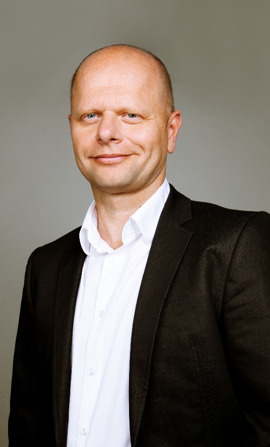Das Mädchen für alles bei Datum - OBSERVER